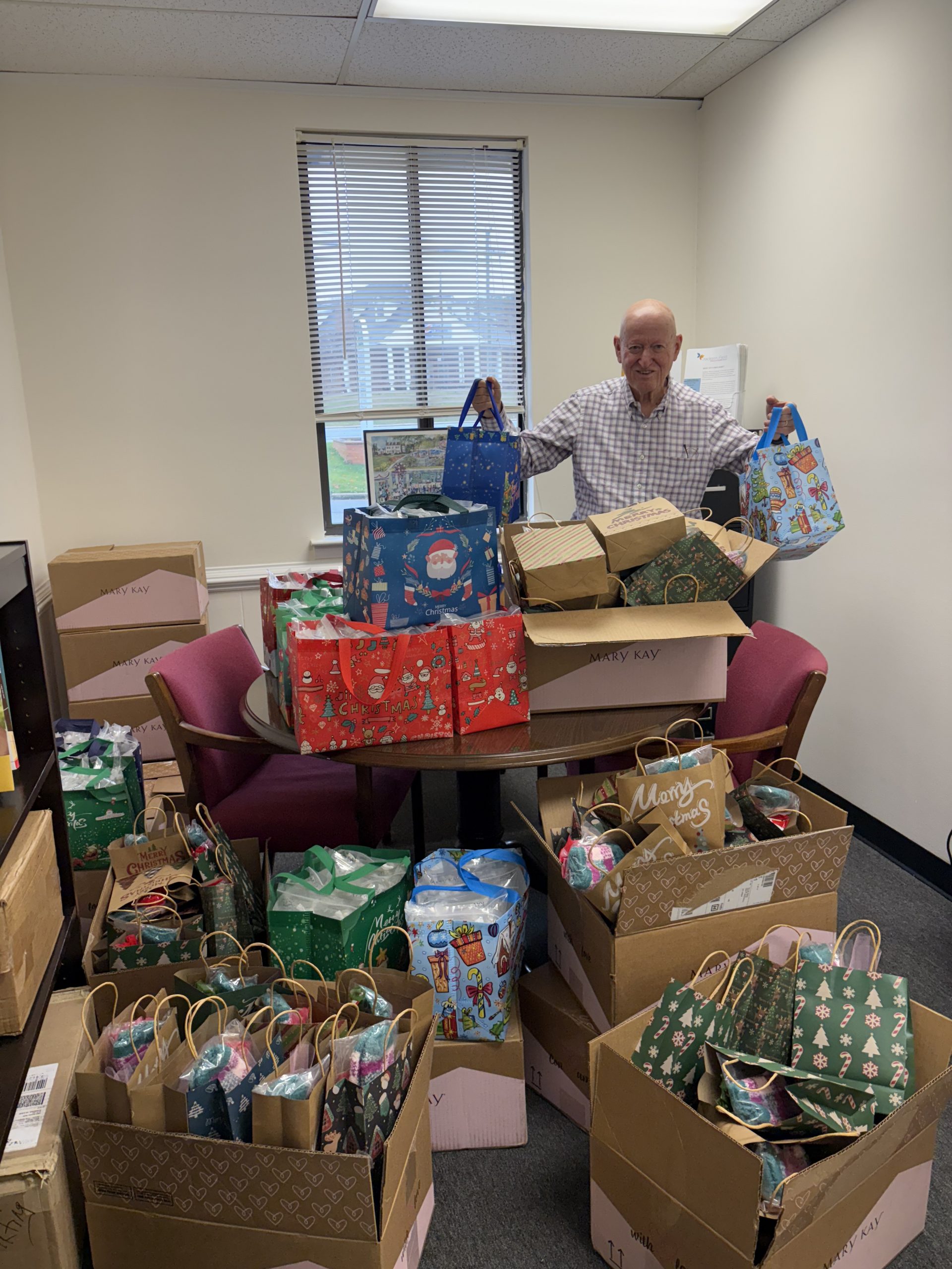 Local Mary Kay Consultant Spreads Holiday Cheer at JFBHS - Jacksonfeild